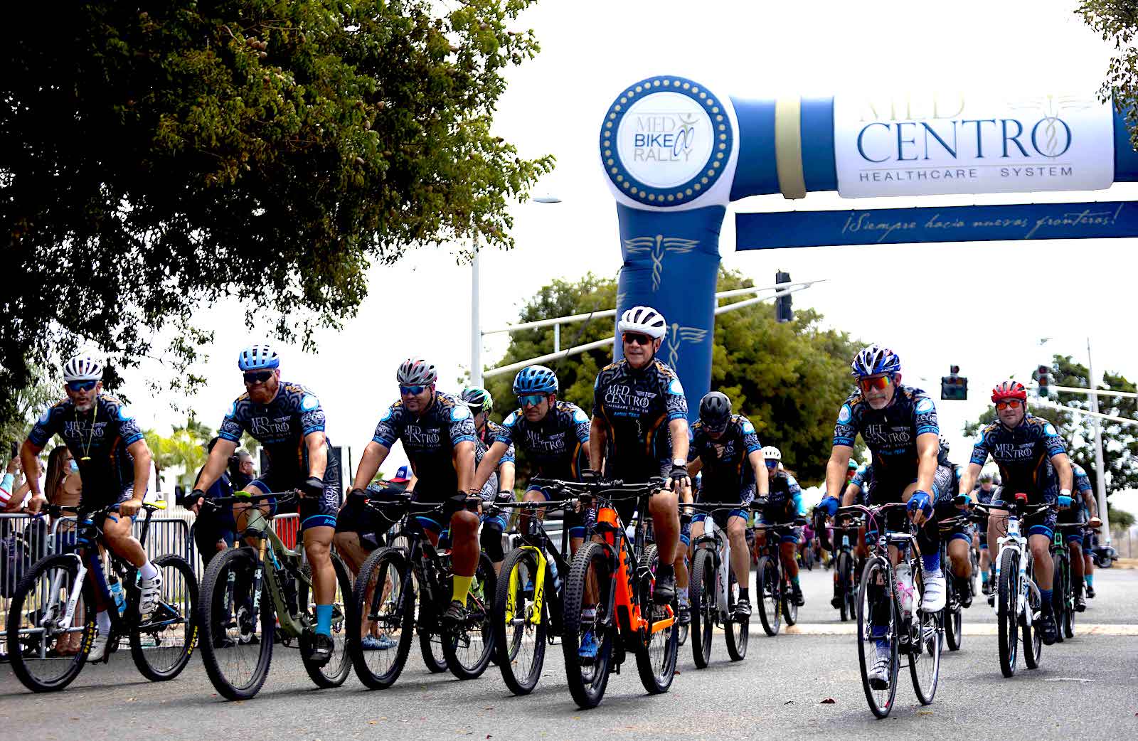 Más de 3,600 ciclistas invaden las calles durante el Med Bike Rally