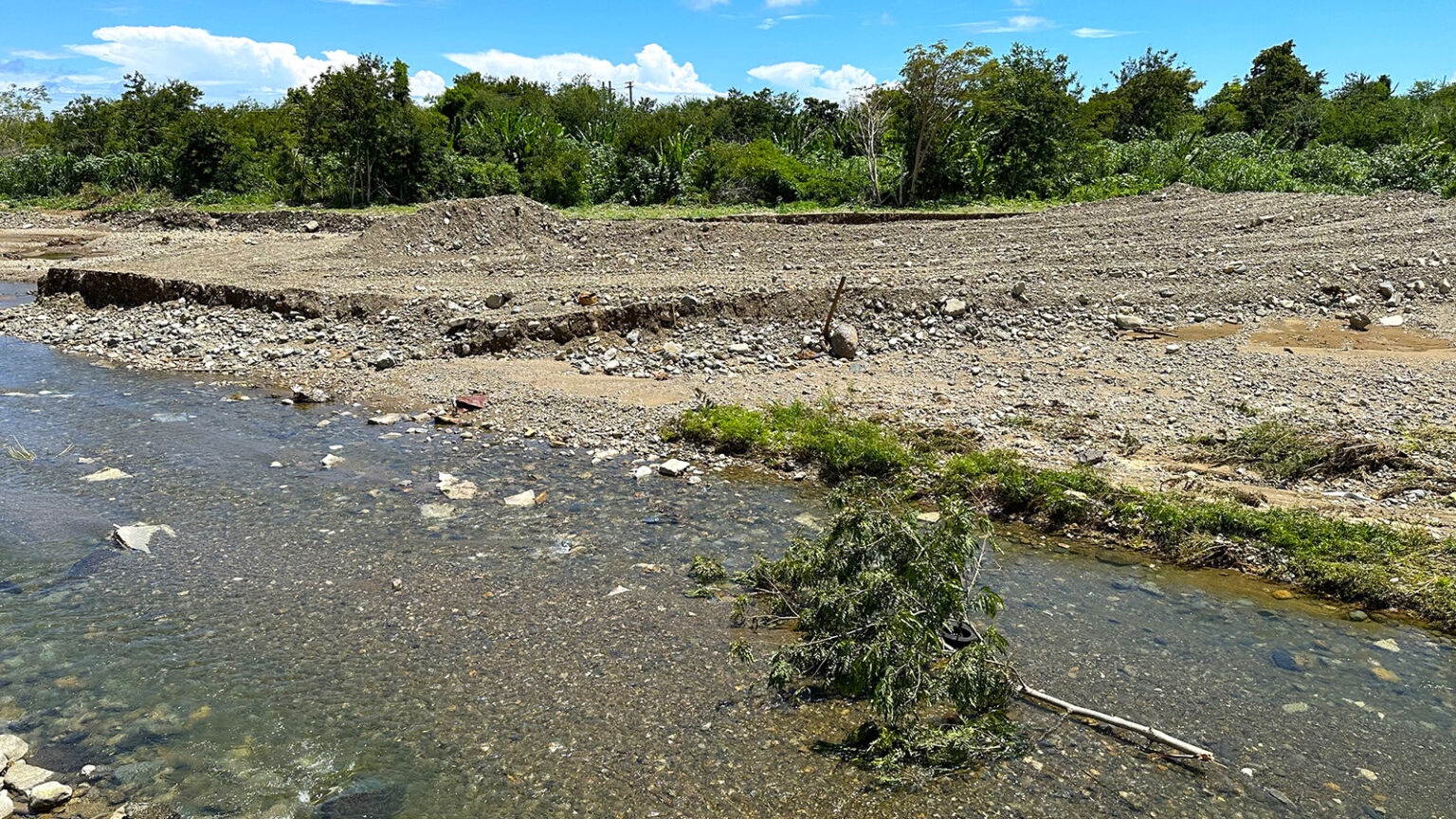 Guardia Nacional limpia el río Inabón en Juana Díaz