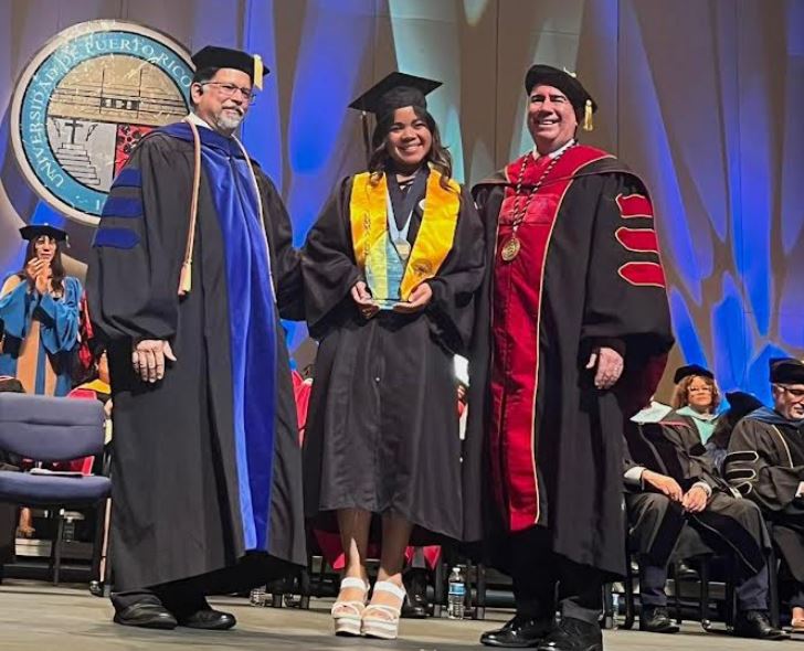 UPR Bayamón gradúa 348 estudiantes y les insta a aportar al país