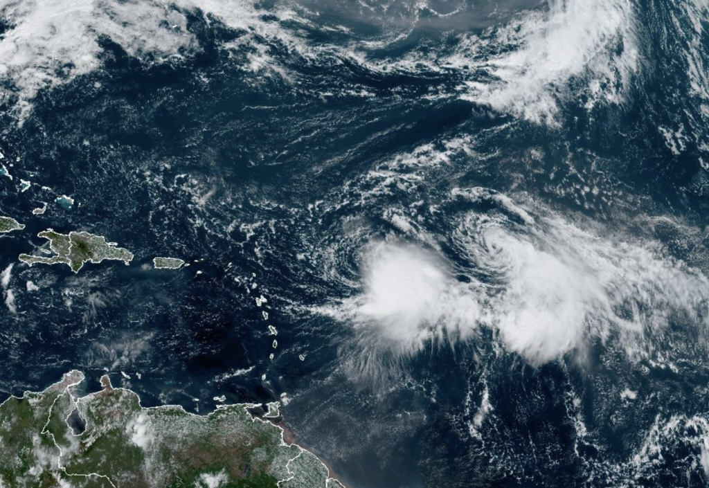 Tormenta Philippe continúa prácticamente estacionaria