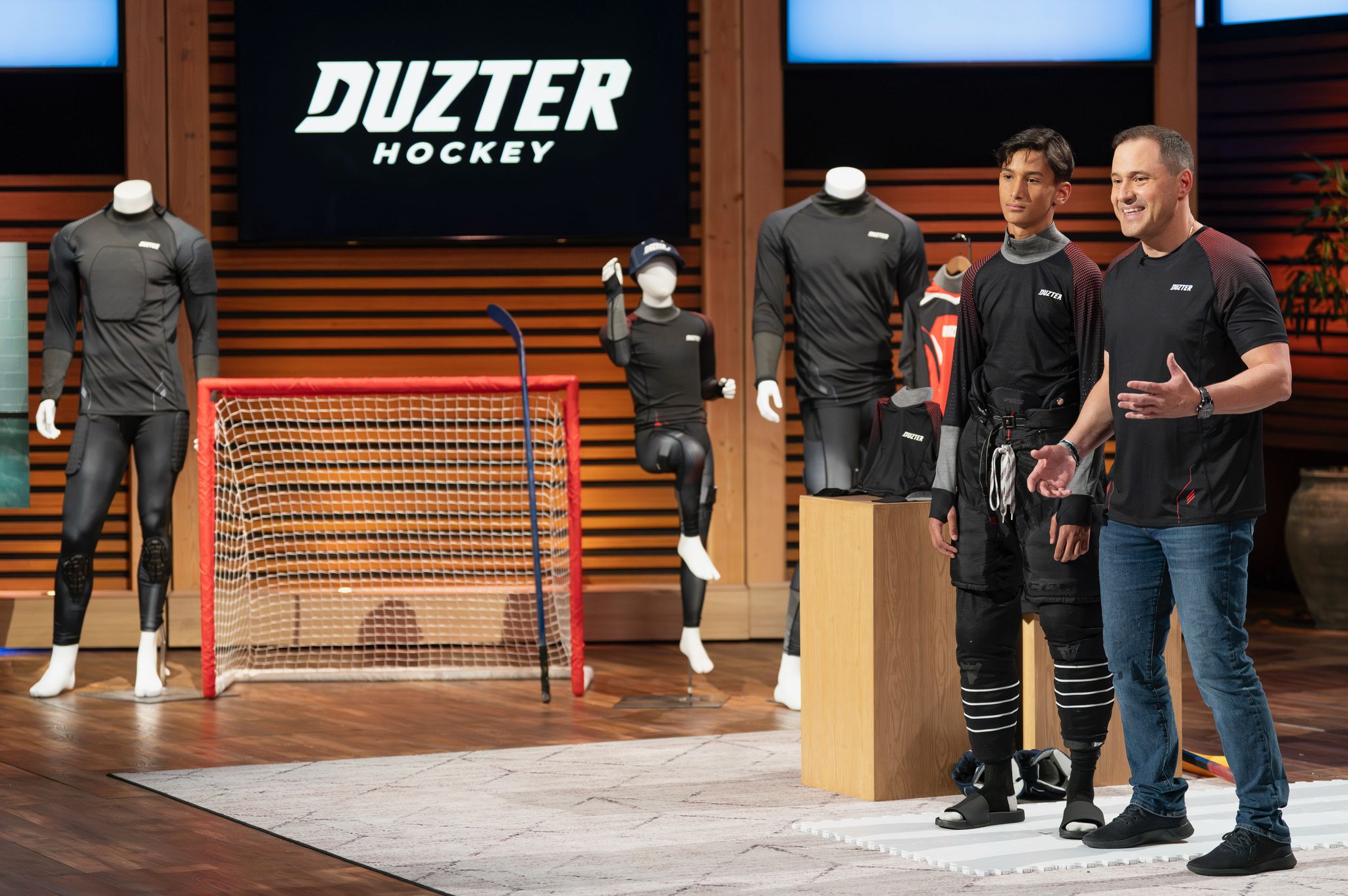 Boricuas presentan innovadora ropa para jugadores de hockey sobre hielo